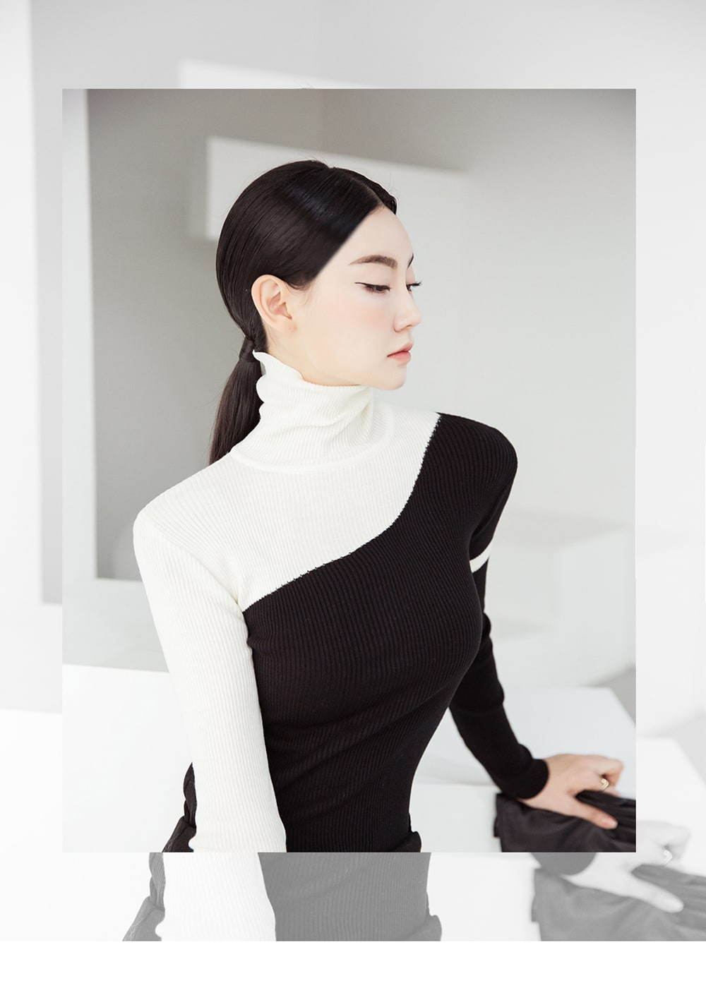 셀럽들의 선택, DINT - E2117 포인 라인 배색 터틀넥 탑